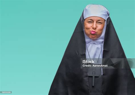 재미 있은 얼굴 뺨 피 격리 된 배경 위에 중 년 수석 기독교 가톨릭 수녀 여자 입 어 미친 식으로 팽창 가득 찬에 대한 스톡 사진 및 기타 이미지 Istock