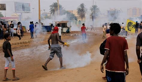 Илјадници Суданци протестираат на улиците против воената власт