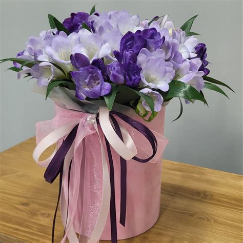 Шляпная коробка с цветами «Фрейлина императрицы из фрезии заказать и купить за 5 860 ₽ с