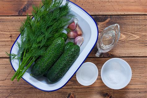 딜과 마늘로 절인 오이를 요리하는 단계별 바다 소금과 레몬을 곁들인 신선한 오이와 민트 샐러드 1단계 재료 탑 뷰 선택적 초점