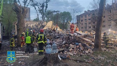 В Києві внаслідок російського удару зруйновано житловий будинок пошкоджена станція метро