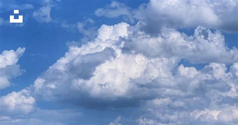 구름 낀 푸른 하늘 아래 구불구불한 언덕의 경치 좋은 전망 사진 Unsplash의 무료 즐라티보르 이미지