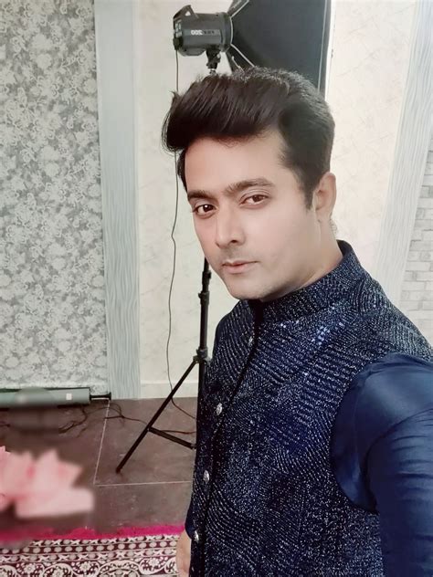 𝙵𝚊𝚛𝚑𝚊𝚗 𝙺𝚑𝚊𝚗 on linkedin during shoot model and actor farhan khan
