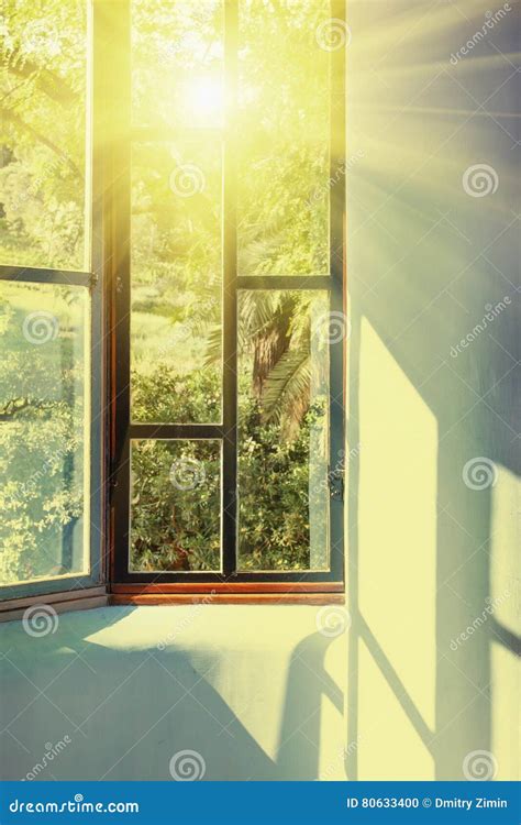 Rayos De Sol Que Pasan A Través De Ventana Del Vintage Foto De Archivo