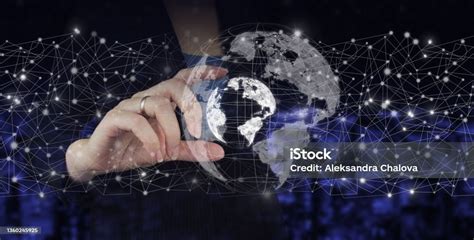 글로벌 기술 개념 손 디지털 홀로그램 세계 지구 지도 도시의 어두운 흐린 배경에 지구 기호를 개최합니다 글로벌 연결 개념입니다 Brand Name Smart Phone에
