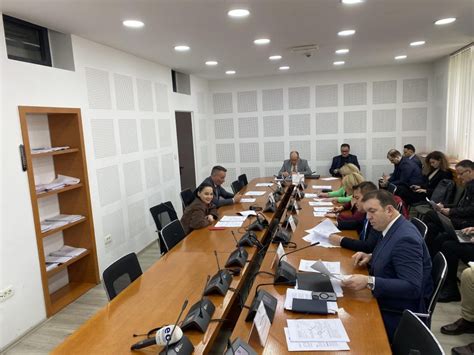 Blerja e pijeve energjike për të miturit të ndalohet me ligj pozitë e opozitë spajtohen