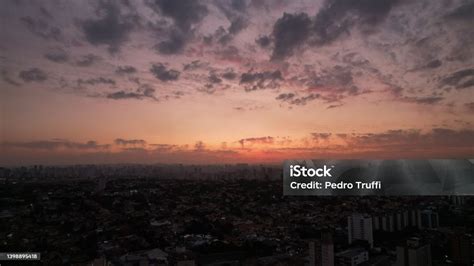 브라질 상파울루의 일몰에 구름이있는 아름다운 하늘 플라날토 파울리스타 동네에서 0명에 대한 스톡 사진 및 기타 이미지 0명 경관 계절 Istock