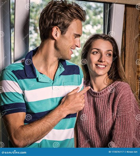 Joven Y Hermosa Familia Feliz En El Interior De Una Casa De Madera Moderna Imagen De Archivo