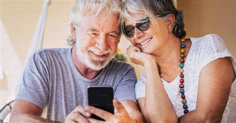 행복 한 아름 다운 노인 노부부는 현대 온라인 기술 장치와 전화 통화를합니다 은퇴 한 쾌활한 사람들은 사랑과 우정으로 영원히 함께 백인 성숙과 인터넷 연결 사진