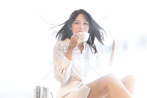 커피를 마시는 국내 여자 사진 무료 다운로드 Lovepik