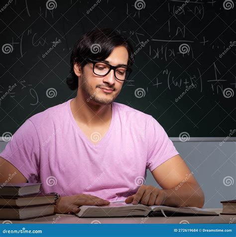 Jovem Estudante Do Sexo Masculino Sentado Na Sala De Aula Foto De Stock Imagem De Textbook