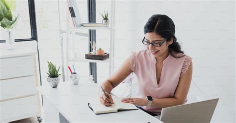 멕시코에서 책상에서 일하는 히스패닉 사업가 라틴 아메리카 사진 Unsplash의 생산력 이미지
