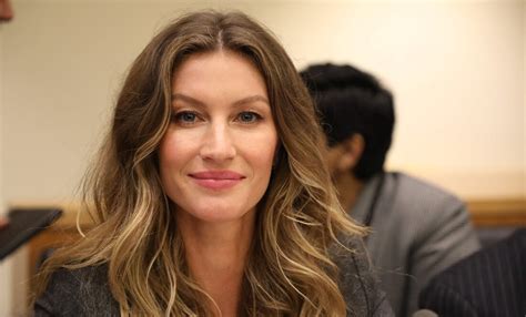 Gisele Bündchen Conquista Corazones Con Lencería Rosa Y Falda