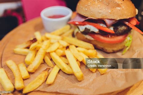 베이컨 치즈 버거와 소고기 패티 토마토 양파 햄버거 메뉴 고기에 대한 스톡 사진 및 기타 이미지 고기 굽기 깊은 Istock
