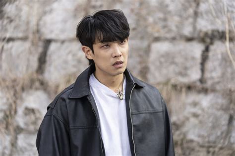 Lee Joon Begs Yoon Jong Hoon For Mercy On His Knees In The Escape Of The Seven Soompi