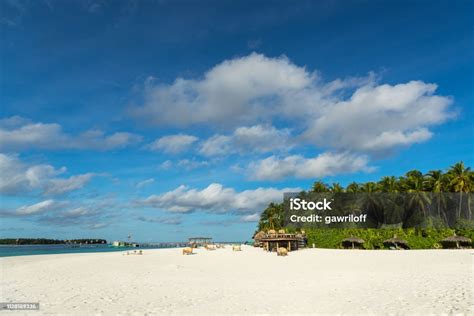 열 대 해변입니다 파도 고 흐린 하늘 배경입니다 하얀 모래 크리스탈 푸른 바다 바다 물 자연 해변 휴식 여름 바다 휴가입니다 몰디브 섬 바다 배경 0명에 대한 스톡 사진 및