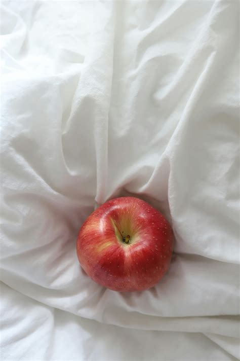 부드러운 흰색 원단에 그려진 신선한 빨간 사과 · 무료 스톡 사진