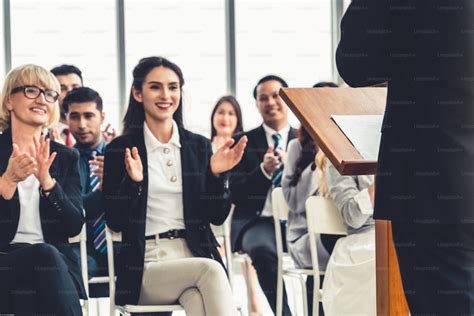 세미나 회의에서 만나는 사업가 그룹 직원 교육 교육 세션에서 강사의 말을 듣는 청중 전문가 연사와 함께하는 사무원 커뮤니티 서밋 포럼 사진 Unsplash의 관객 이미지