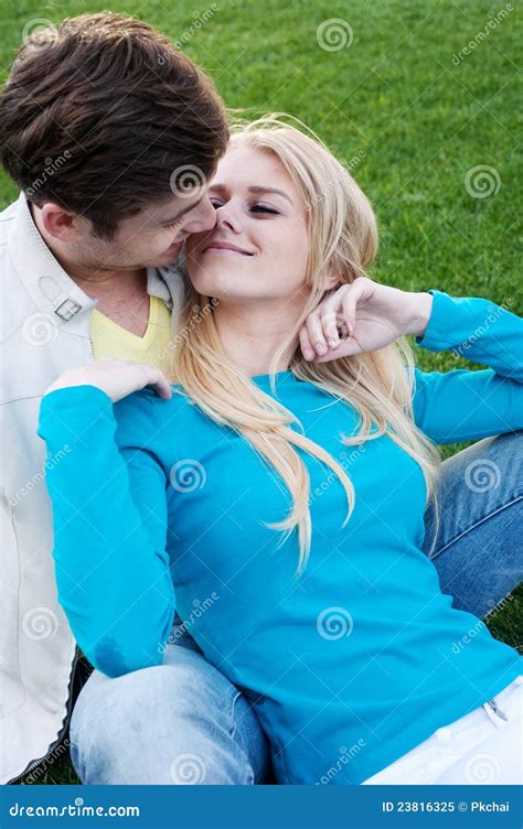 Jeunes Couples Heureux Dans Lamour Image Stock Image Du Amour Vert