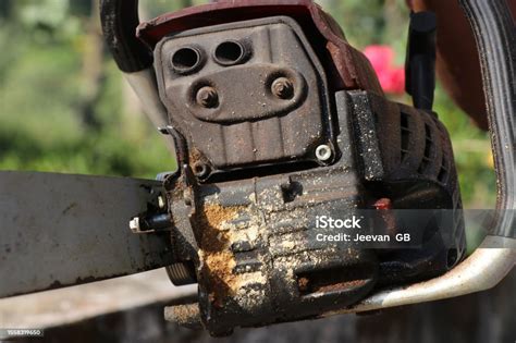 엔진 배기 부품을 볼 수 있는 전기톱 또는 나무꾼 기계 오래되고 사용하지 않은 휘발유 동력 전기톱을 손에 들고 0명에 대한 스톡
