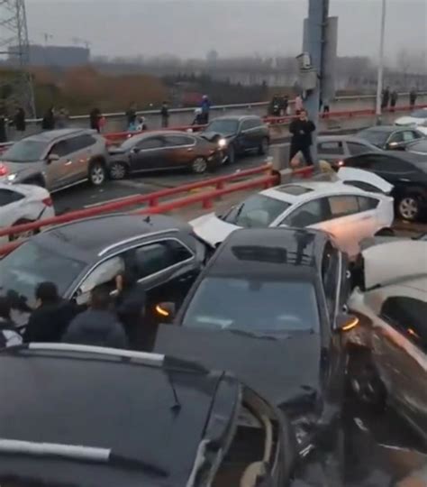 Во Кина верижен судир на повеќе од сто автомобили Независен Весник