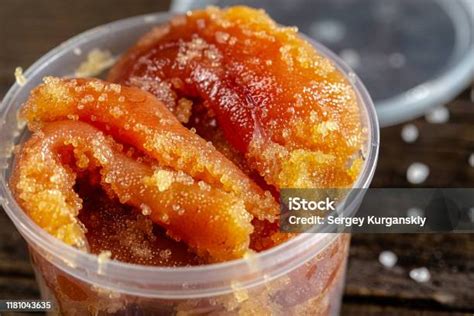 뚜껑이 있는 유리 병에 작은 파이크 피알 포크와 빵이 있는 어두운 판에 녹색 빛 상단 측면 보기 주변 0명에 대한 스톡 사진 및 기타 이미지 Istock