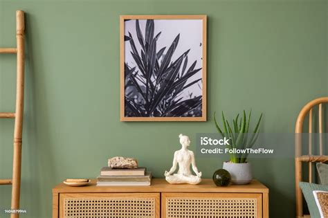 모의 포스터 프레임 등나무 Commode 및 창조적 인 홈 액세서리가있는 세련된 침실 인테리어 디자인 현자 녹색 벽 템플렛 공간을 복사합니다 0명에 대한 스톡 사진 및 기타