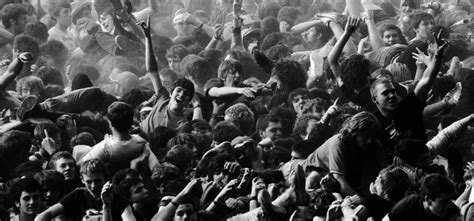 A Guide To Moshing And Mosh Pits Rocknroam