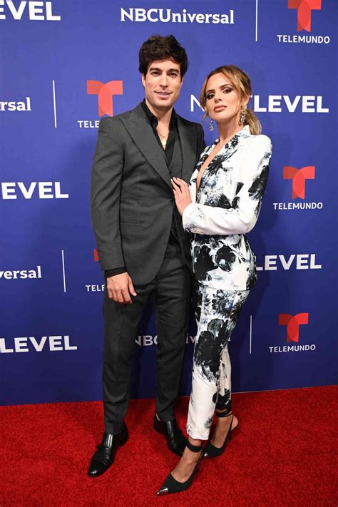 Danilo Carrera E Isabella Castillo Radiantes En La Alfombra Jlo Y Más Fotos