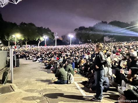 直擊／大安森林公園「一邊哭一邊跨年」現場破千人！ 楊貴媚到場陪哭 Ettoday星光雲 Ettoday新聞雲