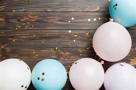 둥근 모양과 색종이의 빠른 공기 풍선 여러 가지 빛깔의 상단 보기배경을 가진 배경 생일 파티 배경 Carnival에 대한 스톡 사진 및 기타 이미지 Istock