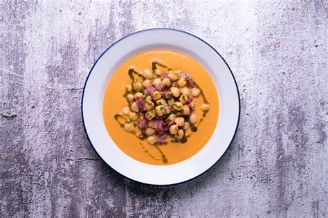 살모레조 코르도베스와 병아리콩과 하메 토마토와 야채로 만든 전형적인 스페인 차가운 수프 조리법 스페인 남부의 전통 타파스 가스파초에 대한 스톡 사진 및 기타 이미지 Istock