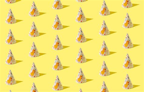 노란색 배경에 생일 모자로 만든 창조적 인 생일 패턴 파티 개념 0명에 대한 스톡 사진 및 기타 이미지 0명 개념 개인 장식품 Istock