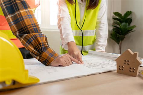 엔지니어는 현장에서 청사진 점검 공사를 사용합니다 Projectcivil Forman 검사 품질 보증 도중 계약자와 검사관 검사 건축 감사 검사 품질 관리 2명에 대한 스톡