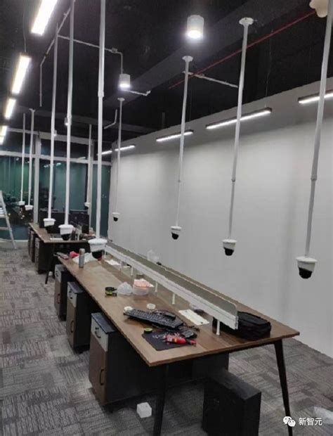 上班工位摄像头「怼脸直拍」，居家电子手环随时佩戴！全景监测来了？ 财经头条