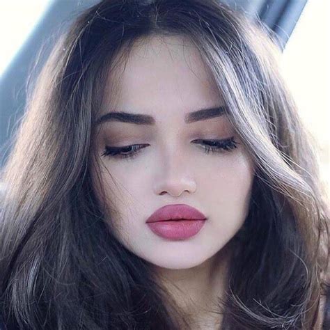 Отвернувшись на секунду парень на машине сбил девочку А когда она пришла в себя протянула в