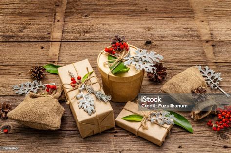 크리스마스 제로 폐기물 개념입니다 새해 친환경 포장 다양한 유기농 장식이 있는 공예품 및 자루에 담긴 축제 상자 0에 대한 스톡 사진 및 기타 이미지 Istock