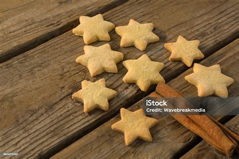 별 모양 쿠키와 계 피 막대기로 만든 크리스마스 트리 닫습니다 0명에 대한 스톡 사진 및 기타 이미지 0명 갈색 계피 Istock
