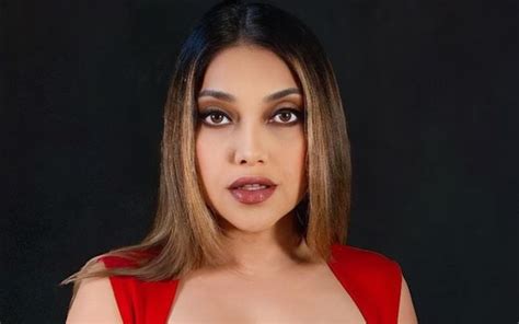 Sarah Azhari Pakai Dress Merah Aura Menggodanya Tak Lekang Oleh Waktu