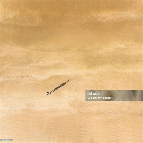 화창한 날에 서서 모래 표면에 그림자를 바라보는 사람의 상위 뷰 그림자에 대한 스톡 사진 및 기타 이미지 그림자 사람들