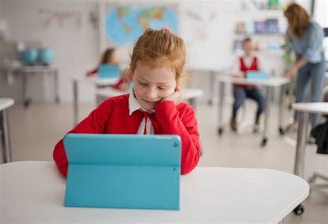 Siswi Yang Bosan Menggunakan Tablet Digital Selama Pelajaran Di Kelas