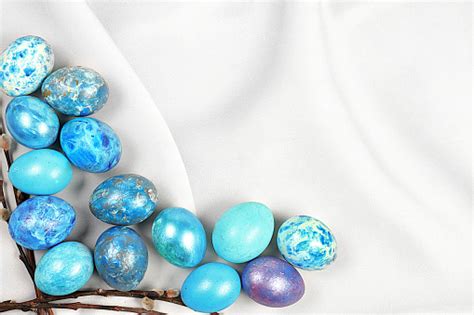 푸른 대리석 부활절 달걀 벚꽃 가지와 회색 콘크리트 배경에 푸른 달 말차로 그려 부활절 가정 요리 아이디어 부활절 축하 개념 4