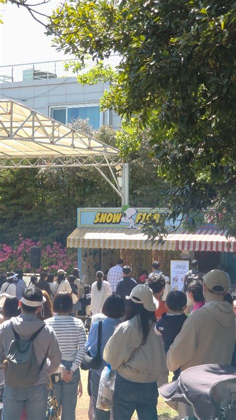 스누피가든 즐거운 만우절 보내고 계신가요 아직 못 웃은 사람 손 🙋 사막에 사는 스파이크는 장난을 치고 싶어도 주변에