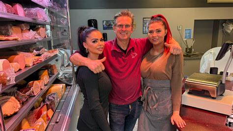 Onder De Naam De Zusjes Heeren Beginnen Aboney And Esmee Hun Eigen Verswinkel In Sint Willebrord