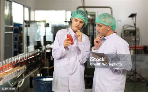 두 공장 근로자가 음료 공장에서 프로젝트와 바질 씨 음료의 품질 확인에 대해 이야기 공장 산업 건물에 대한 스톡 사진 및 기타 이미지 공장 산업 건물 과학자 엔지니어