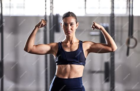Ginásio Fitness E Mulher Flexionando Os Músculos Com Energia Para Mostrar Seus Bíceps E