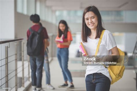 교육 개념 폴더와 배낭과 그녀의 손에 책을 가진 젊은 여성 학생 미소 개념에 대한 스톡 사진 및 기타 이미지 개념 고등학교