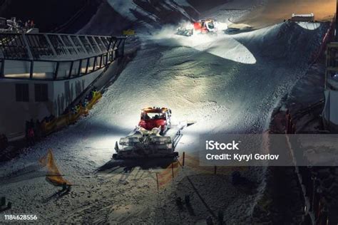 오스트리아 의 알파인 스키 리조트 Ischgl에서 스노우 피스터 언덕에서 야간 공연 공연을 하는 두 대의 스노우캣 라트랙 기계 겨울에 대한 스톡 사진 및 기타 이미지