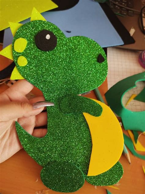 Dinosaurio De Fomi Manualidades Escolares Manualidades Arbol Decorado