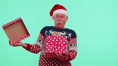 Descarga Gratis Vídeos De Stock De Abuelo Con Suéter Navideño Sonriendo